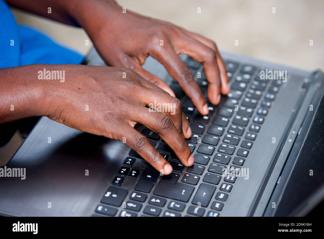 Girl keyboards computer hi-res stock photography and images - Alamy