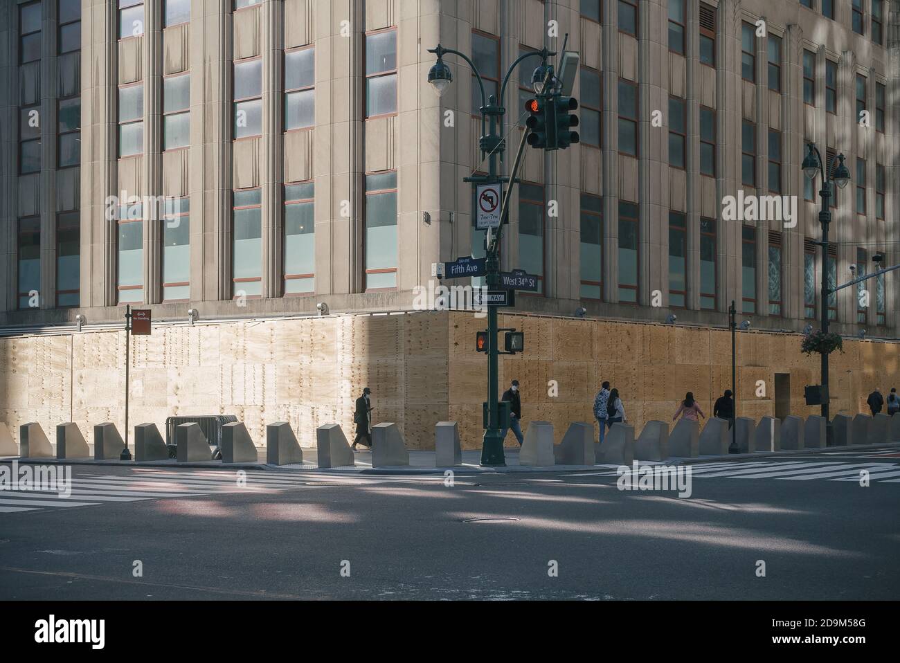 Manhattan empire state people hi-res stock photography and images - Alamy