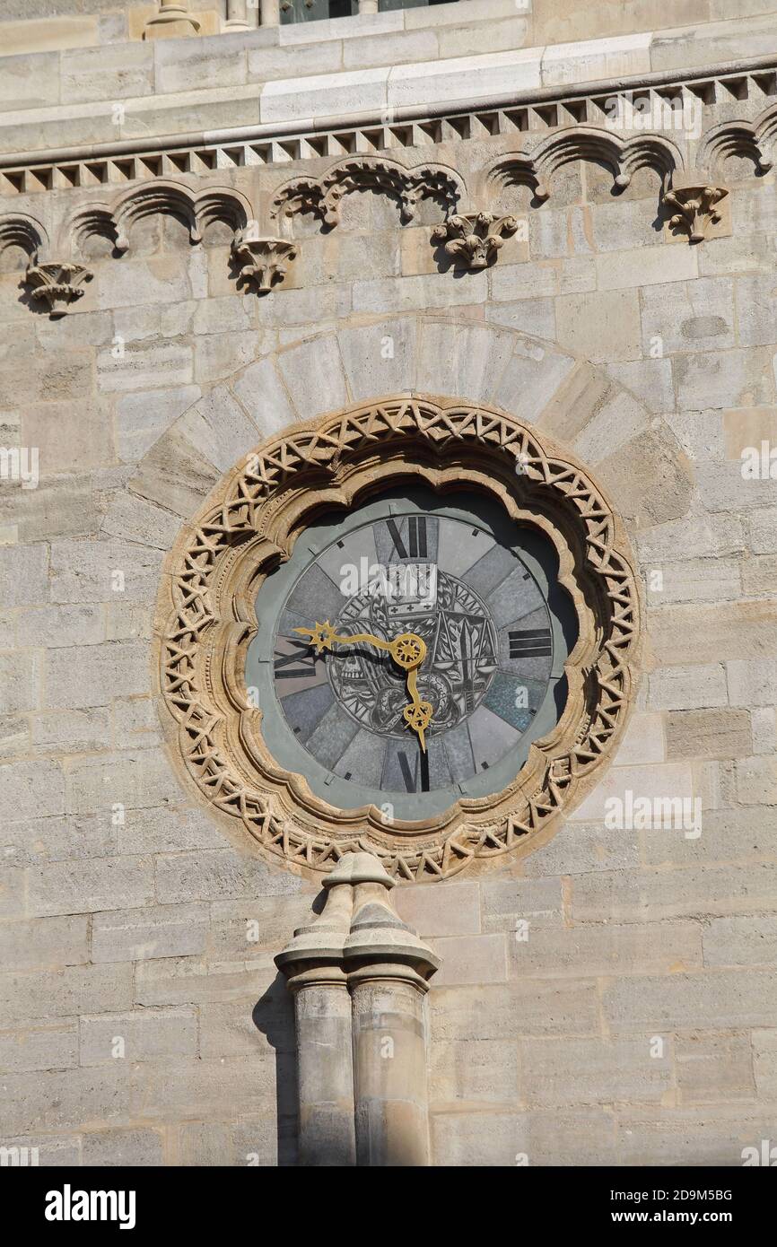 Clock stephansdom vienna hi-res stock photography and images - Alamy