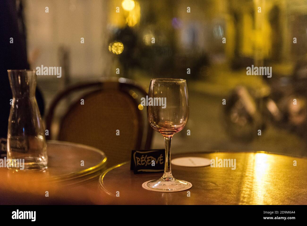 Empty bar paris hi-res stock photography and images - Alamy
