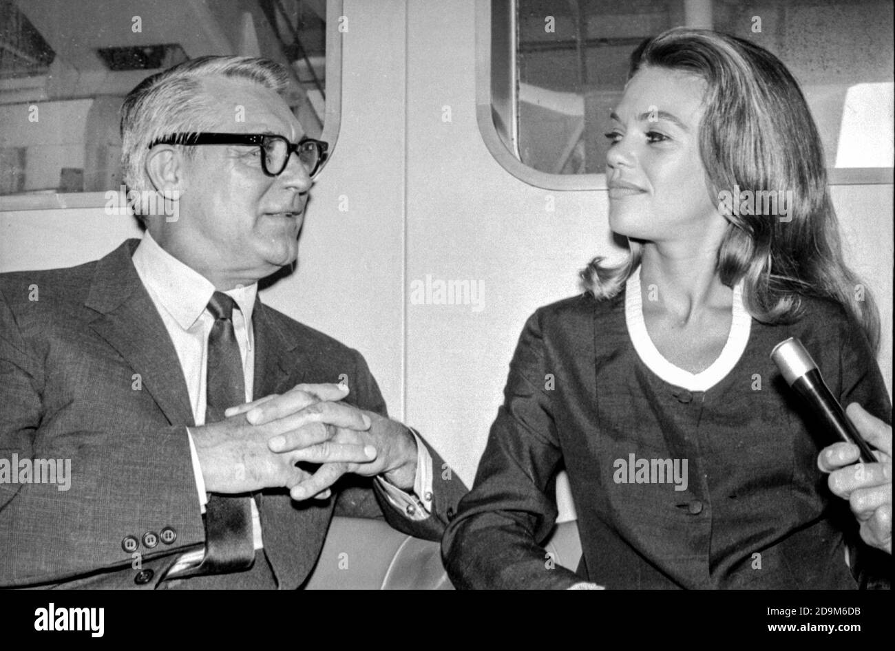 Hollywood couple Cary Grant and Dyan Cannon meet reporters at ...