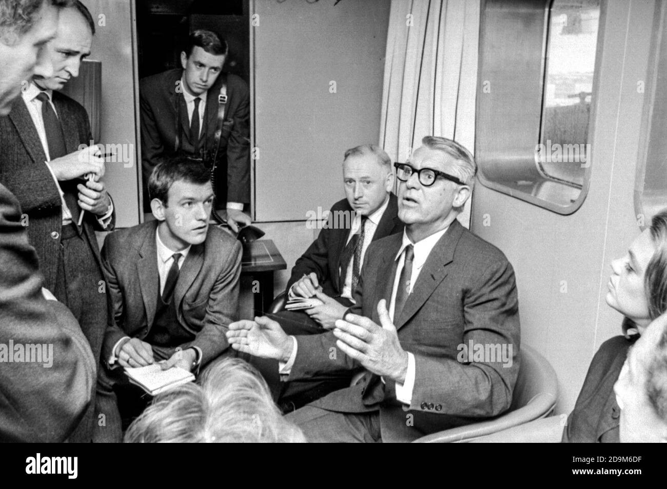 Cary grant actor 1966 hi-res stock photography and images - Alamy