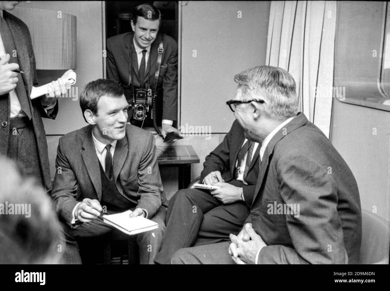 Cary grant actor 1966 hi-res stock photography and images - Alamy