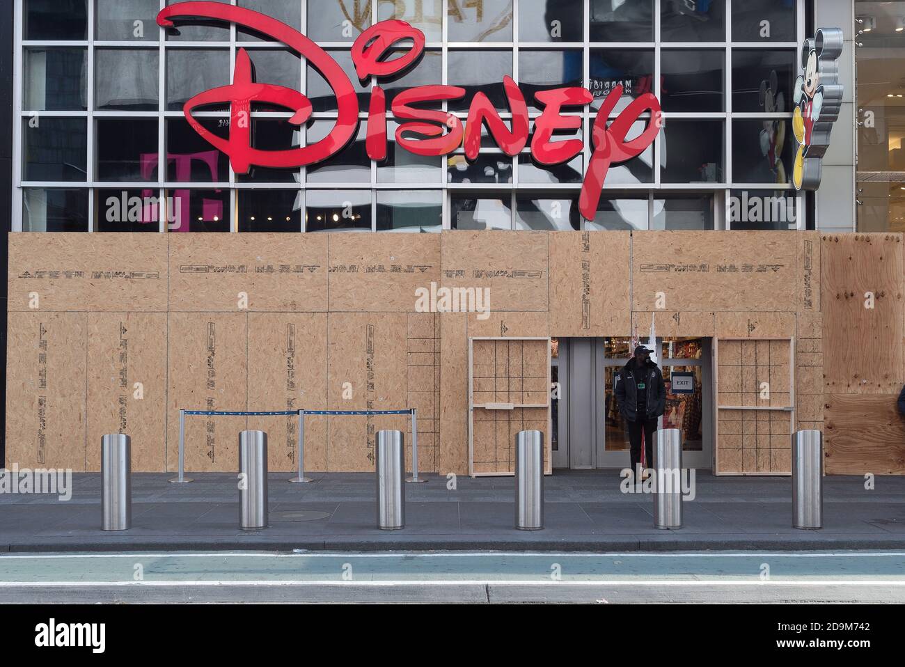 Security man stands in front of Disney store in Times Square Stock ...