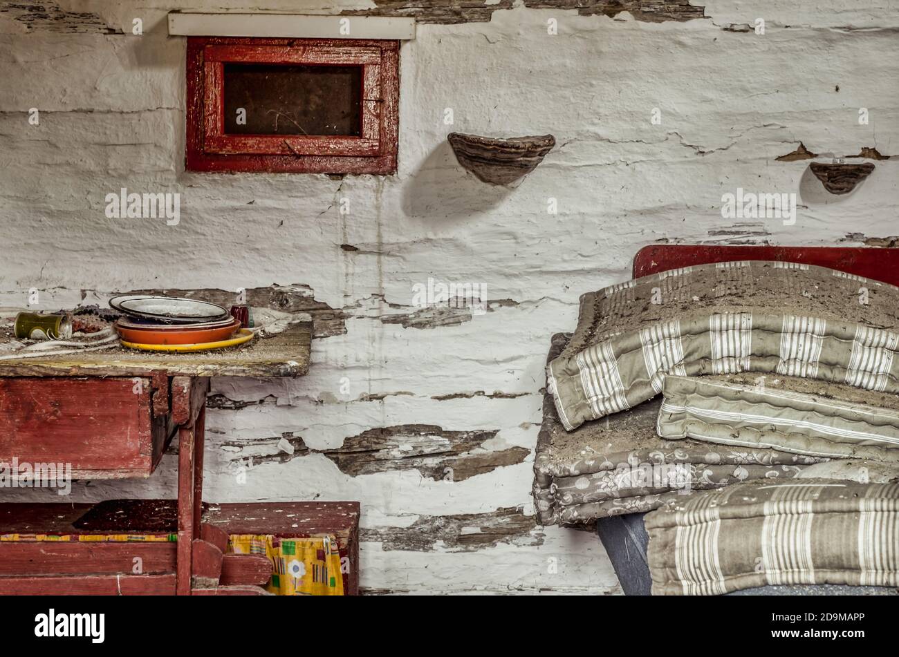 Abandoned shepherds hut hi-res stock photography and images - Alamy