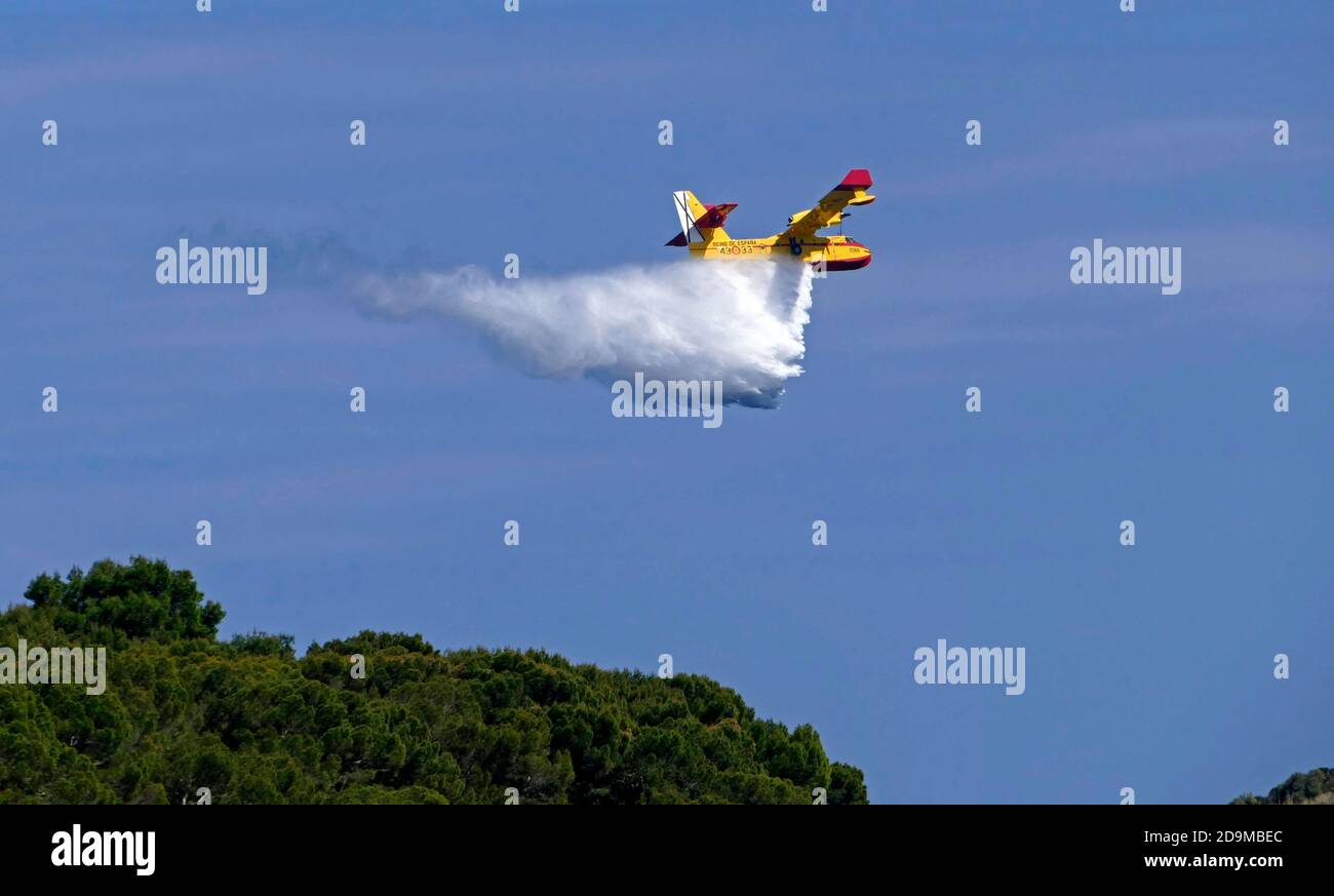 Fire fighting aircraft hi-res stock photography and images - Alamy