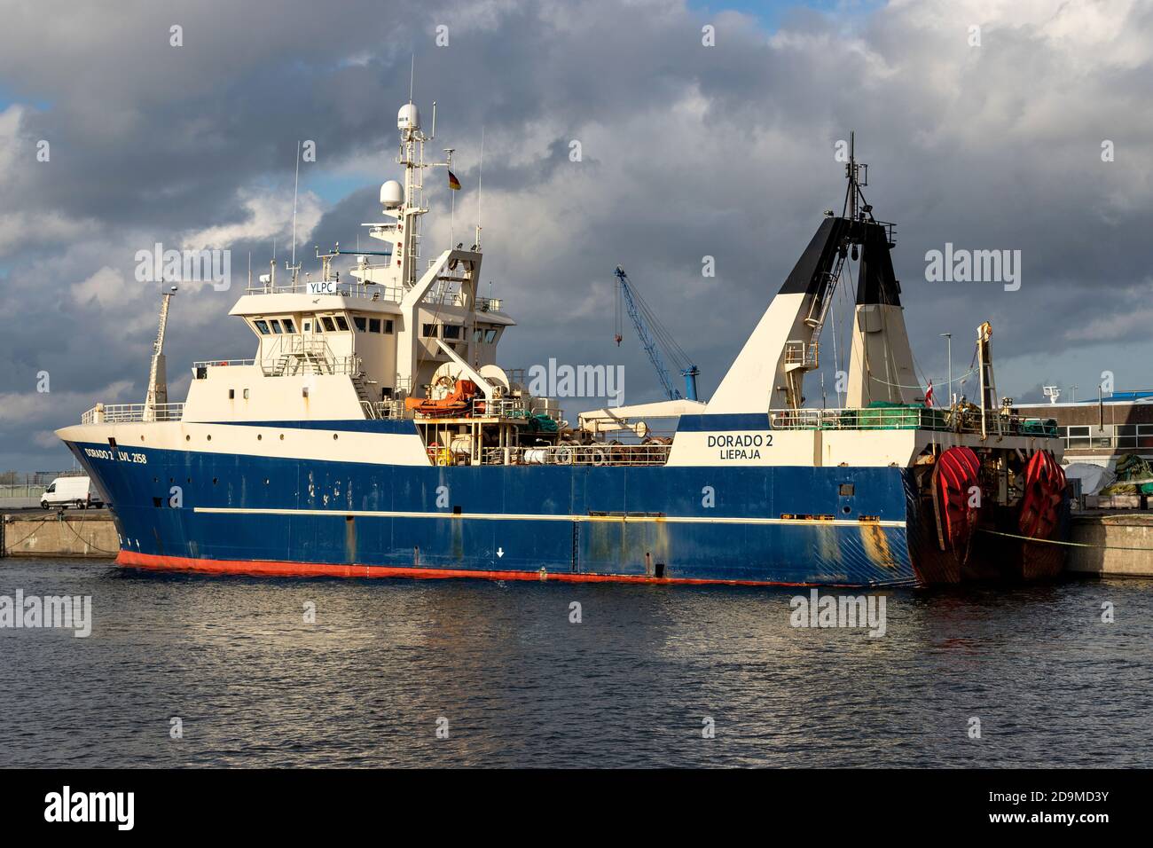 Trawler loading hi-res stock photography and images - Alamy