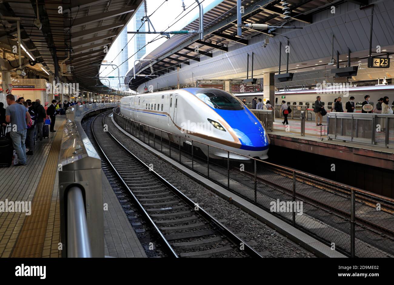 Shinkansen bullet train and passengers in Tokyo Station.Tokyo.Japan ...