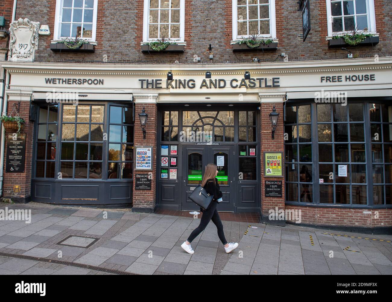 Windsor castle centre 2 hi-res stock photography and images - Alamy