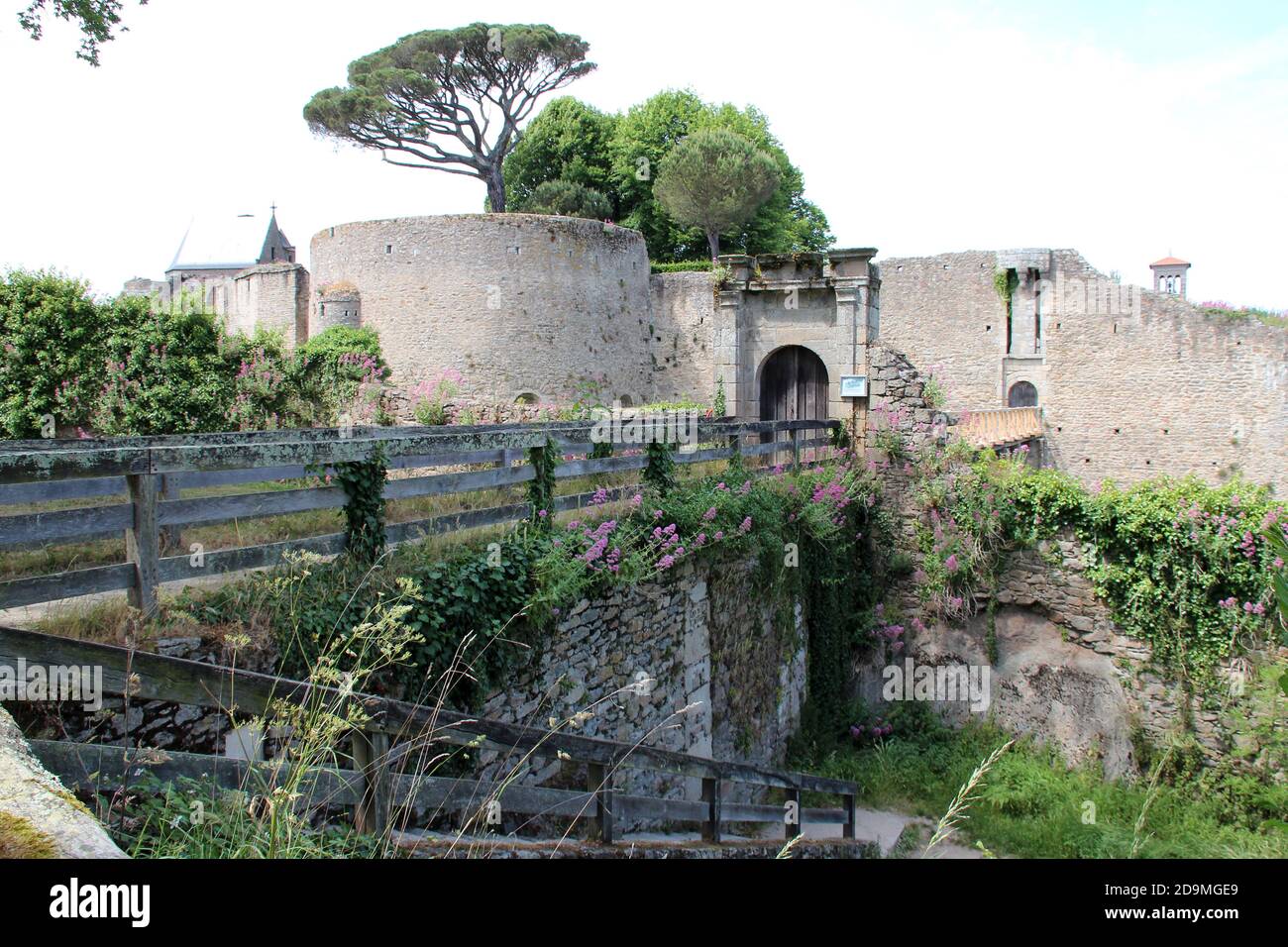 ruined medieval castle in clisson (france Stock Photo - Alamy