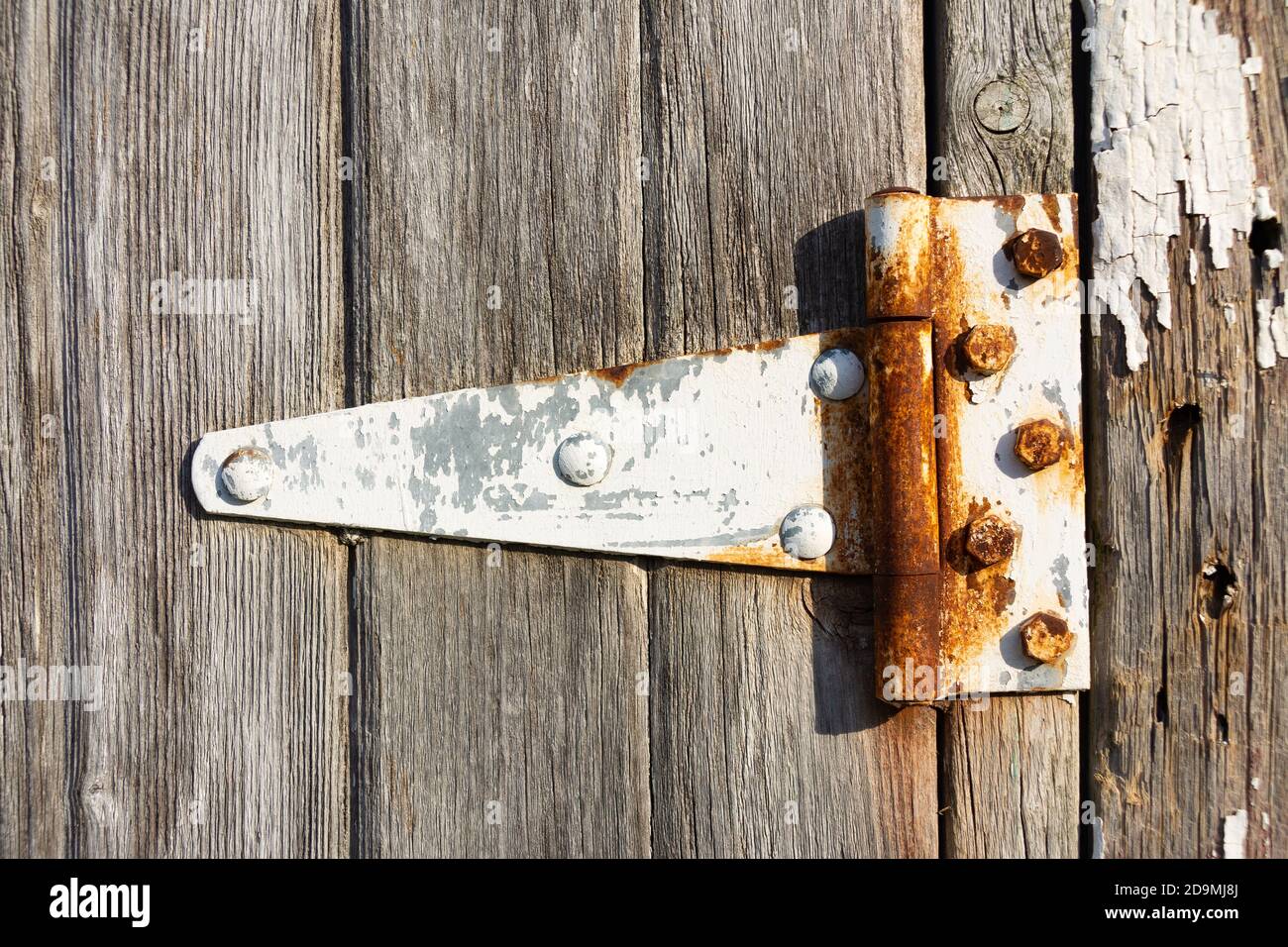 Rusted hinge on old barn door Stock Photo - Alamy