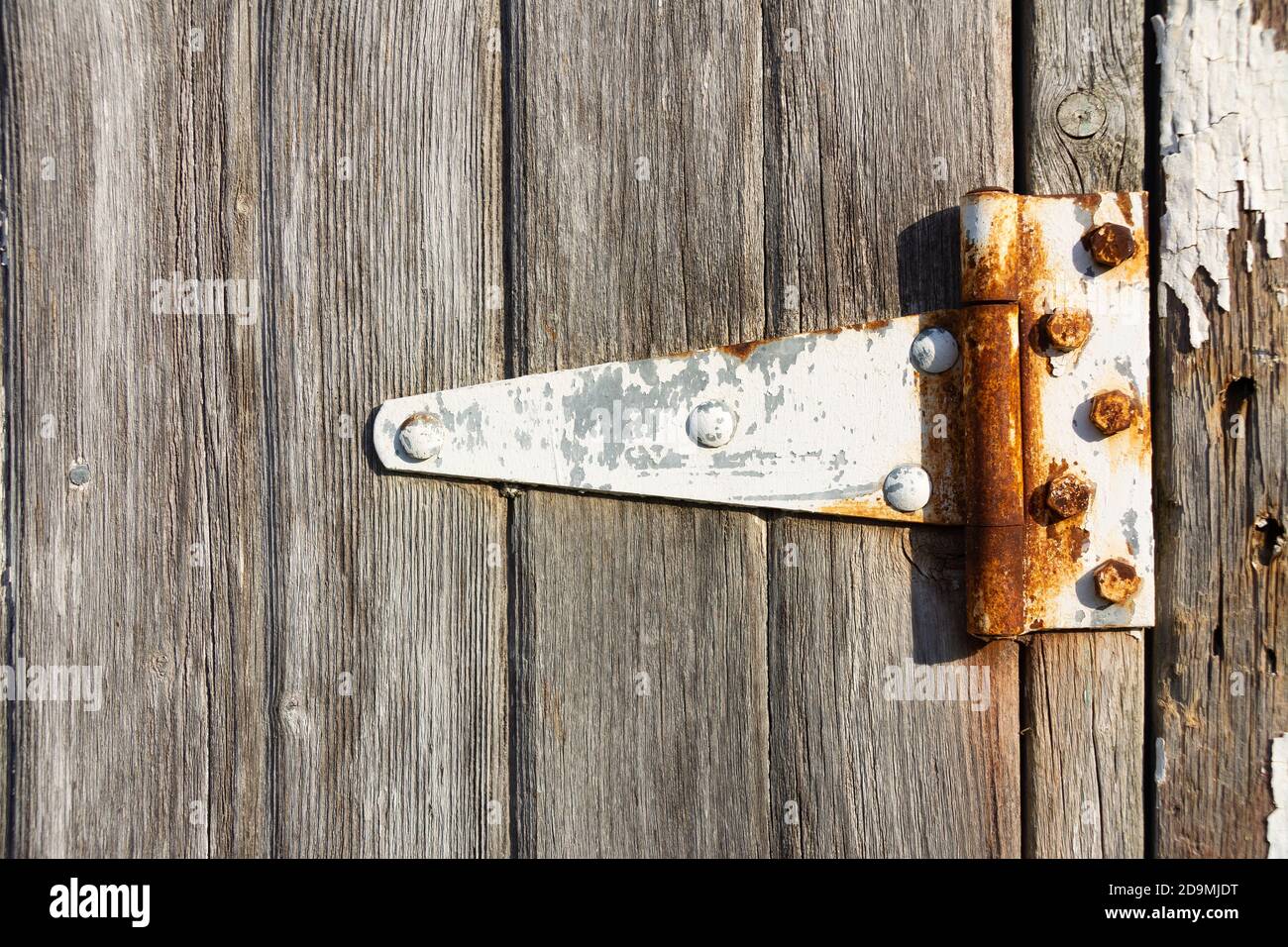 Rusted hinge on old barn door Stock Photo - Alamy