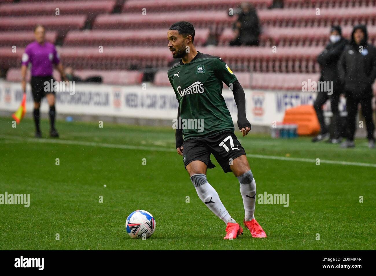 Byron Moore (17) of Plymouth Argyle looks for a pass Stock Photo - Alamy