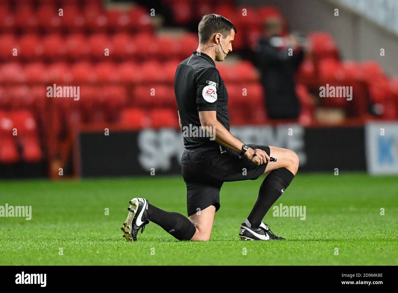 referee Craig Hicks takes the knee before ko Stock Photo - Alamy