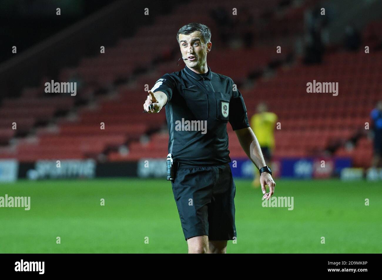 referee Craig Hicks talks to the players Stock Photo - Alamy