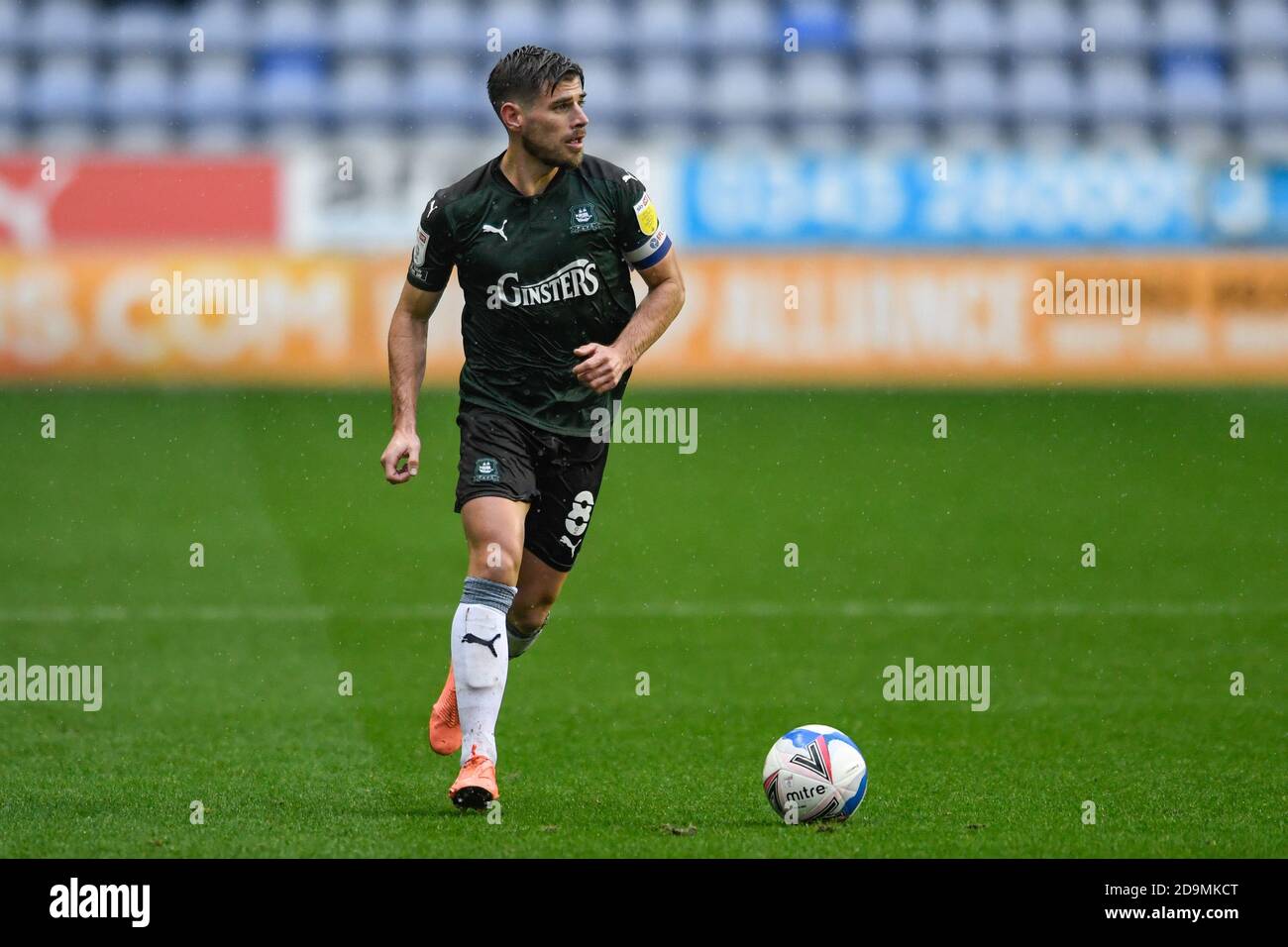 Joe Edwards (8) of Plymouth Argyle looks for a pass Stock Photo - Alamy