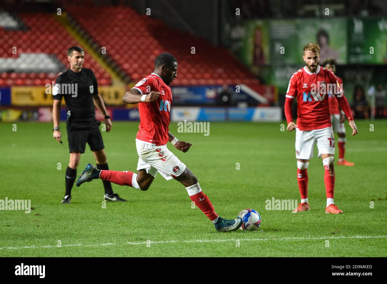 Omar Bogle (17) of Charlton Athletic takes a free kick Stock Photo - Alamy