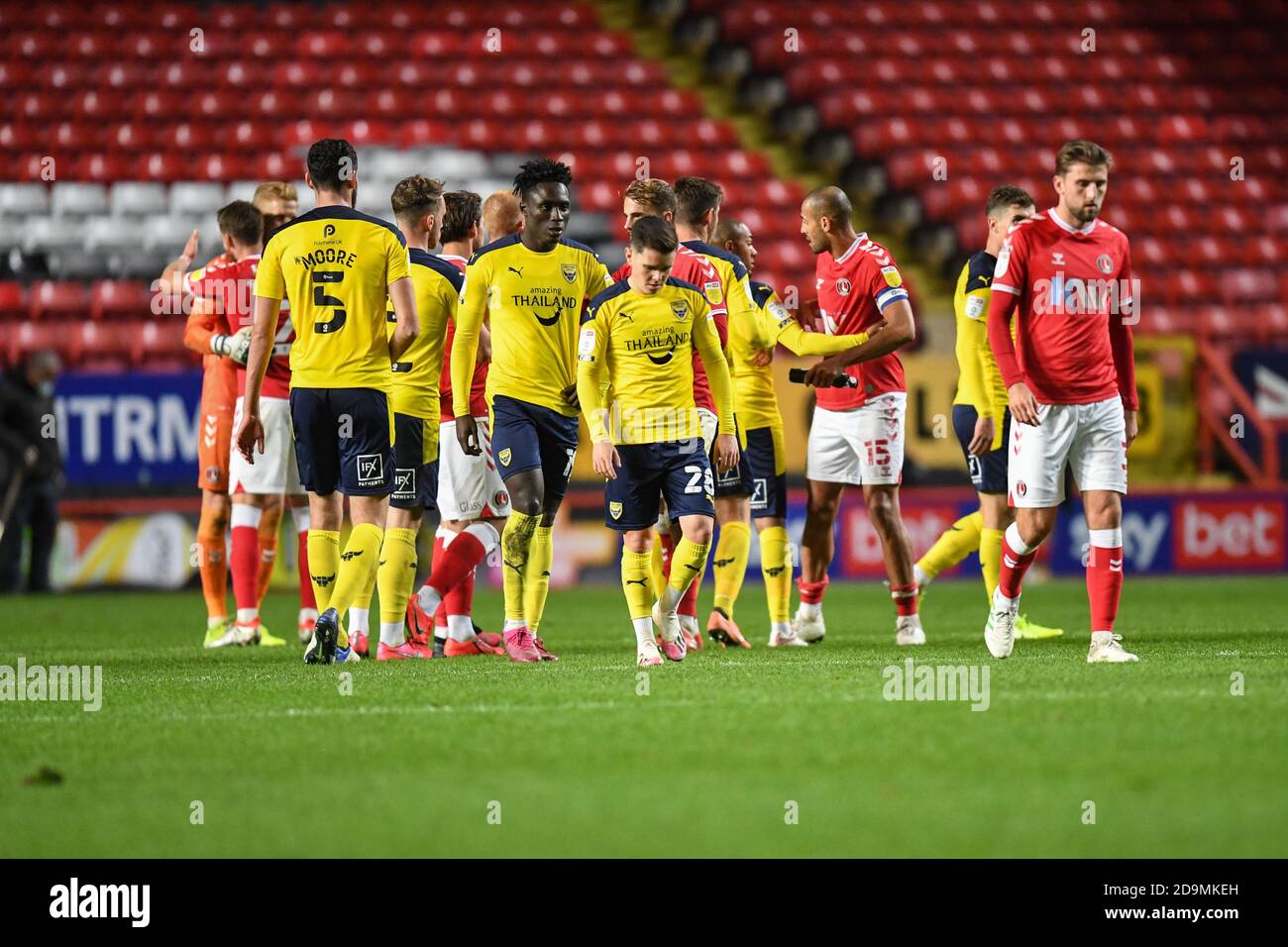 Players shake hands hi-res stock photography and images - Alamy
