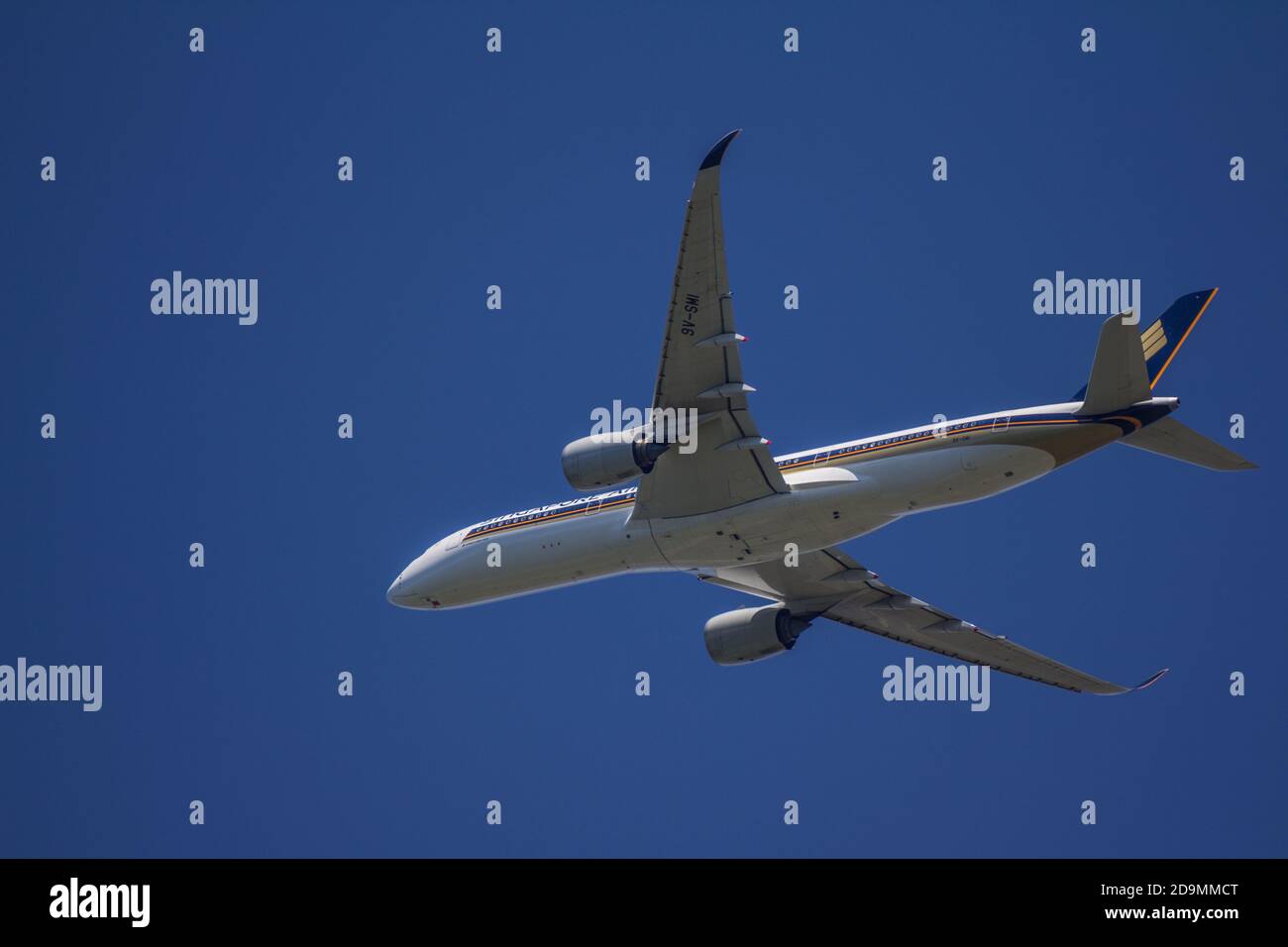 An airplane in flight Stock Photo - Alamy