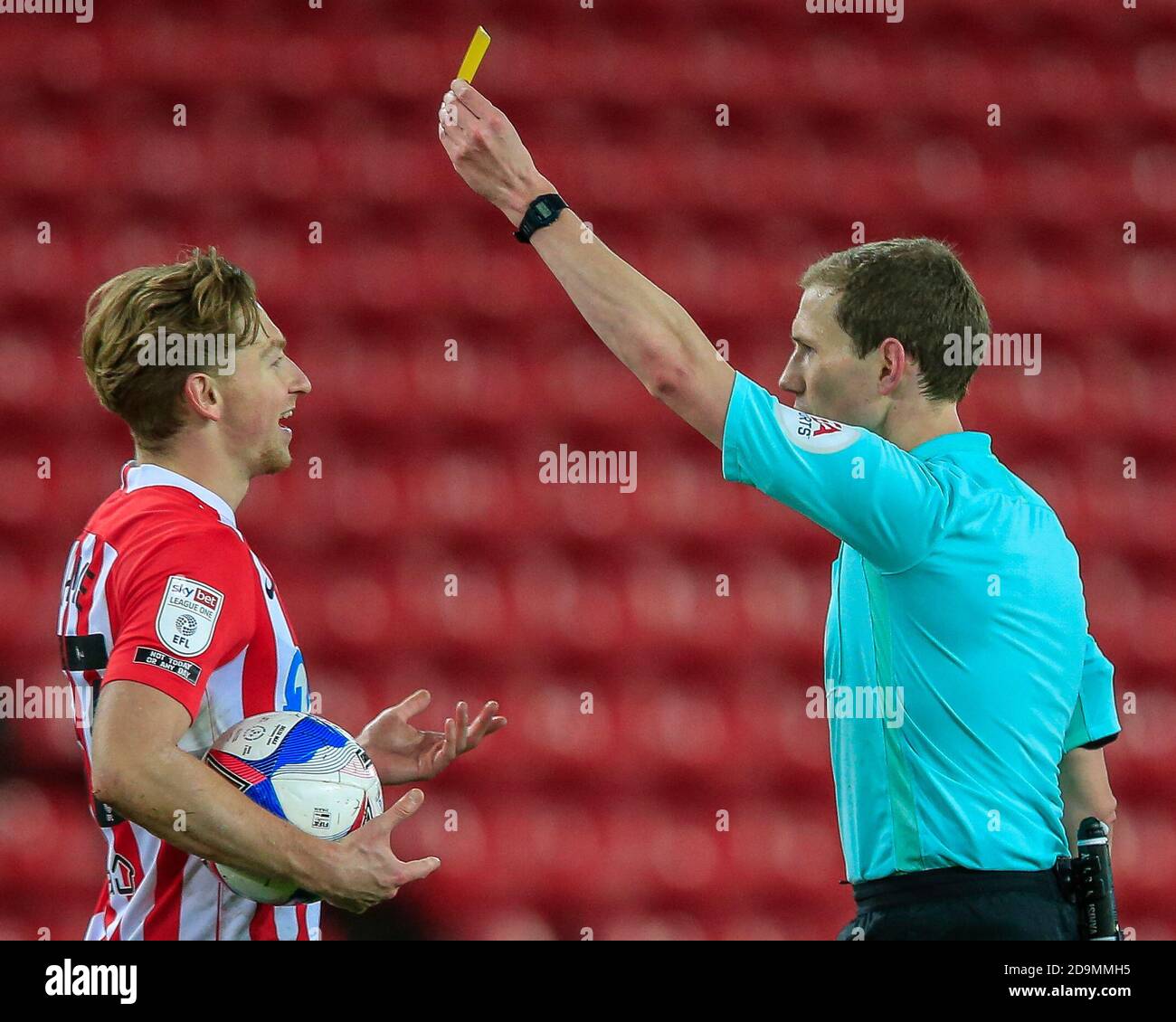Peter wright referee hi-res stock photography and images - Alamy