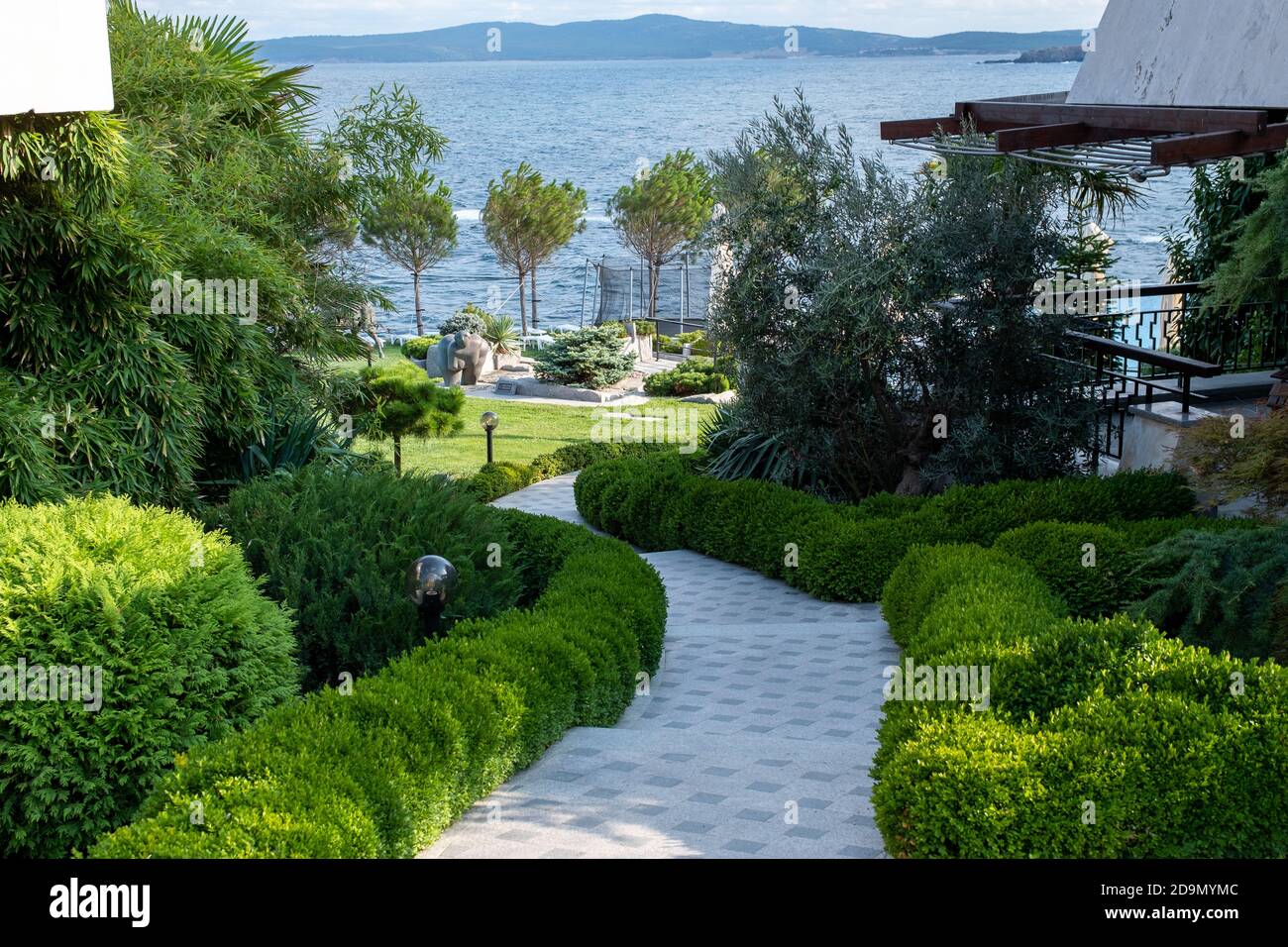 Walkway surrounded by greenery leading to the ocean Stock Photo - Alamy