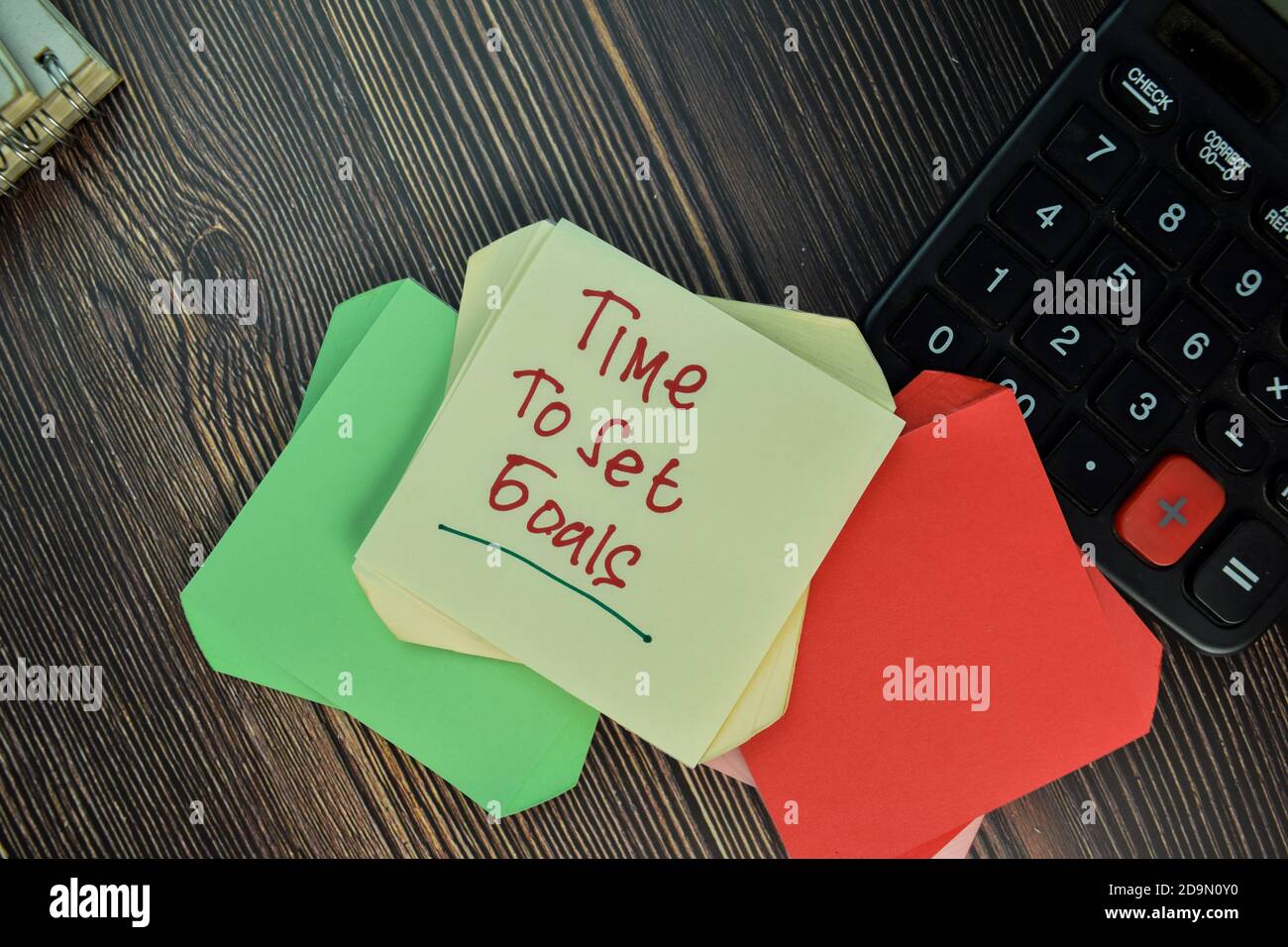 Time to Set Goals write on sticky note isolated on Wooden Table ...