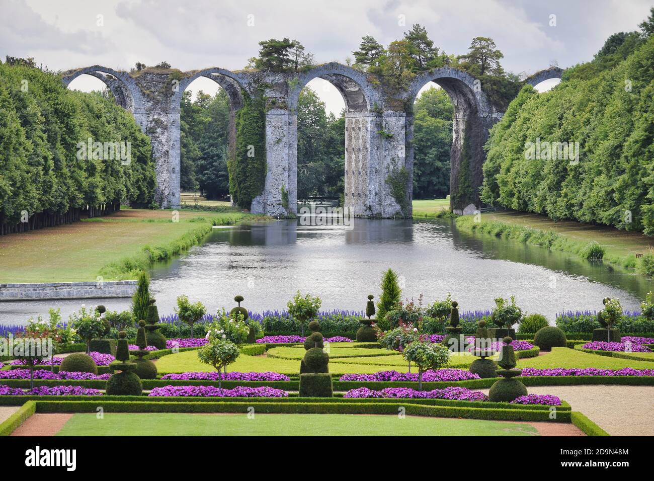 Aqueduct and garden of the Maintenon Castle Stock Photo - Alamy