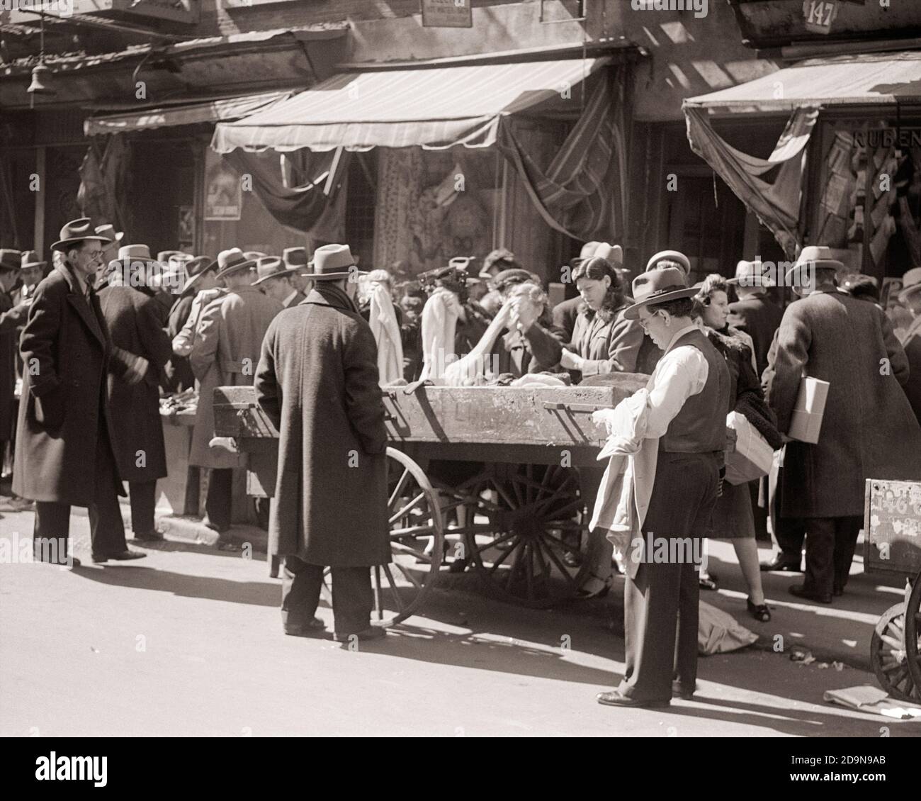1950s women shopping manhattan hi-res stock photography and images - Alamy