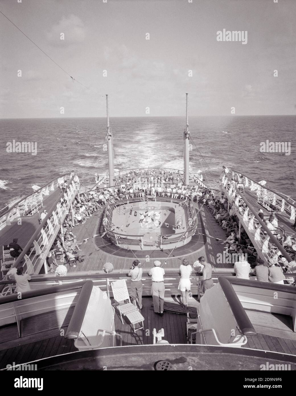 Swimming pool ocean 1950s hi-res stock photography and images - Alamy