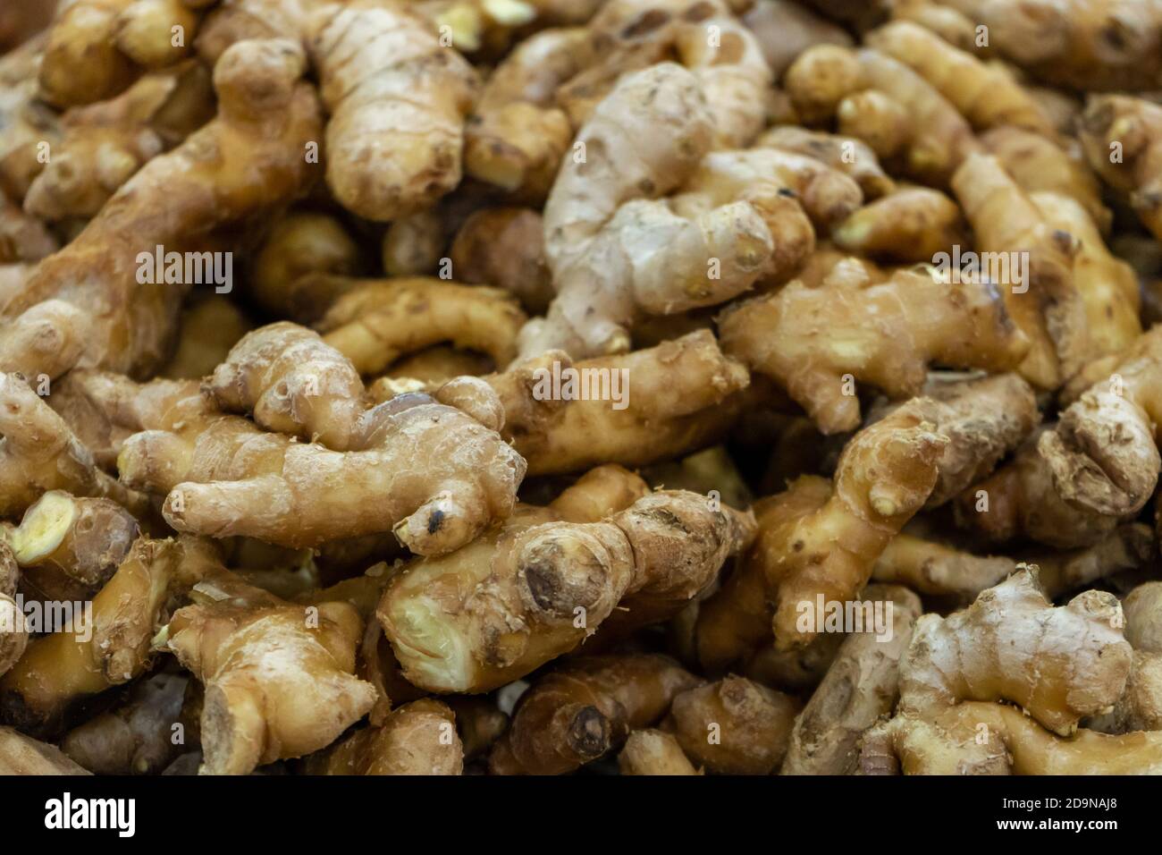 Ginger root counter at grocery store close up Stock Photo - Alamy
