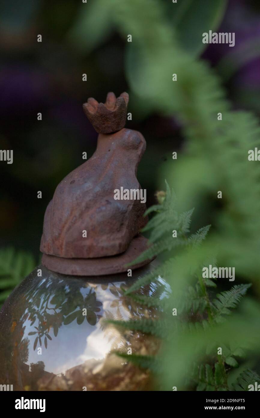Metal frog as a garden decoration hi-res stock photography and images ...