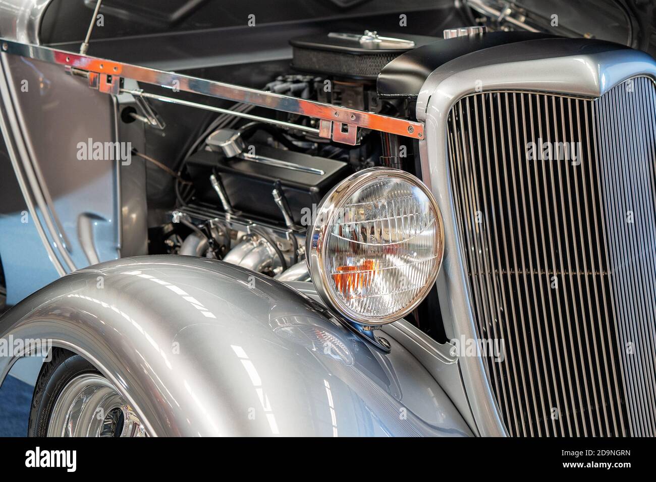 Motor under front bonnet hi-res stock photography and images - Alamy