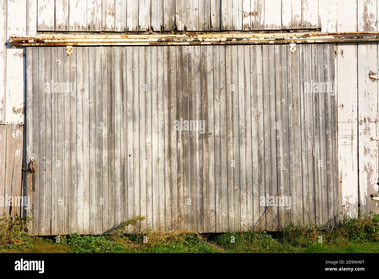 Closed doors on old barn in the Midwest Stock Photo - Alamy