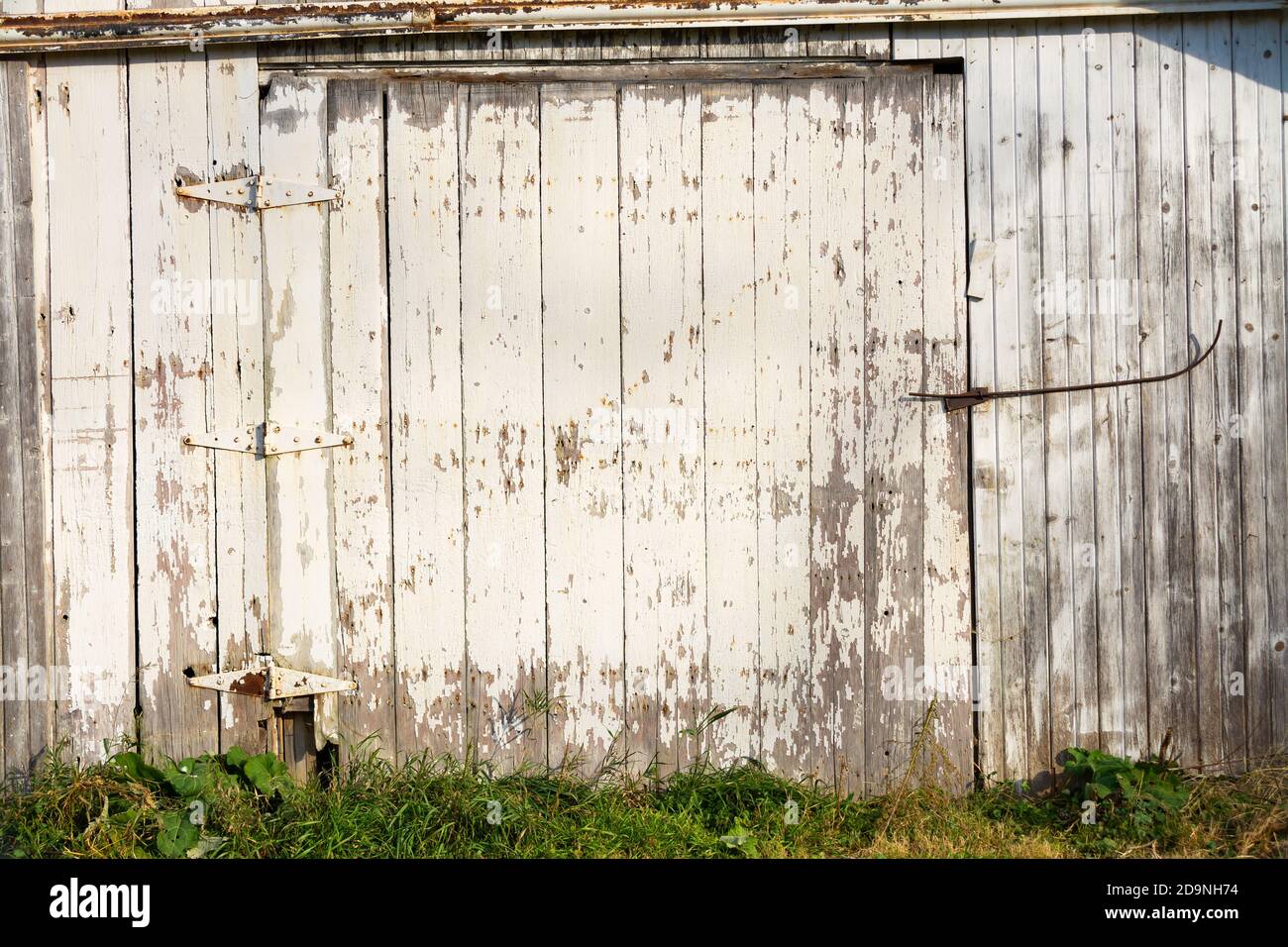 Closed doors on old barn in the Midwest Stock Photo - Alamy