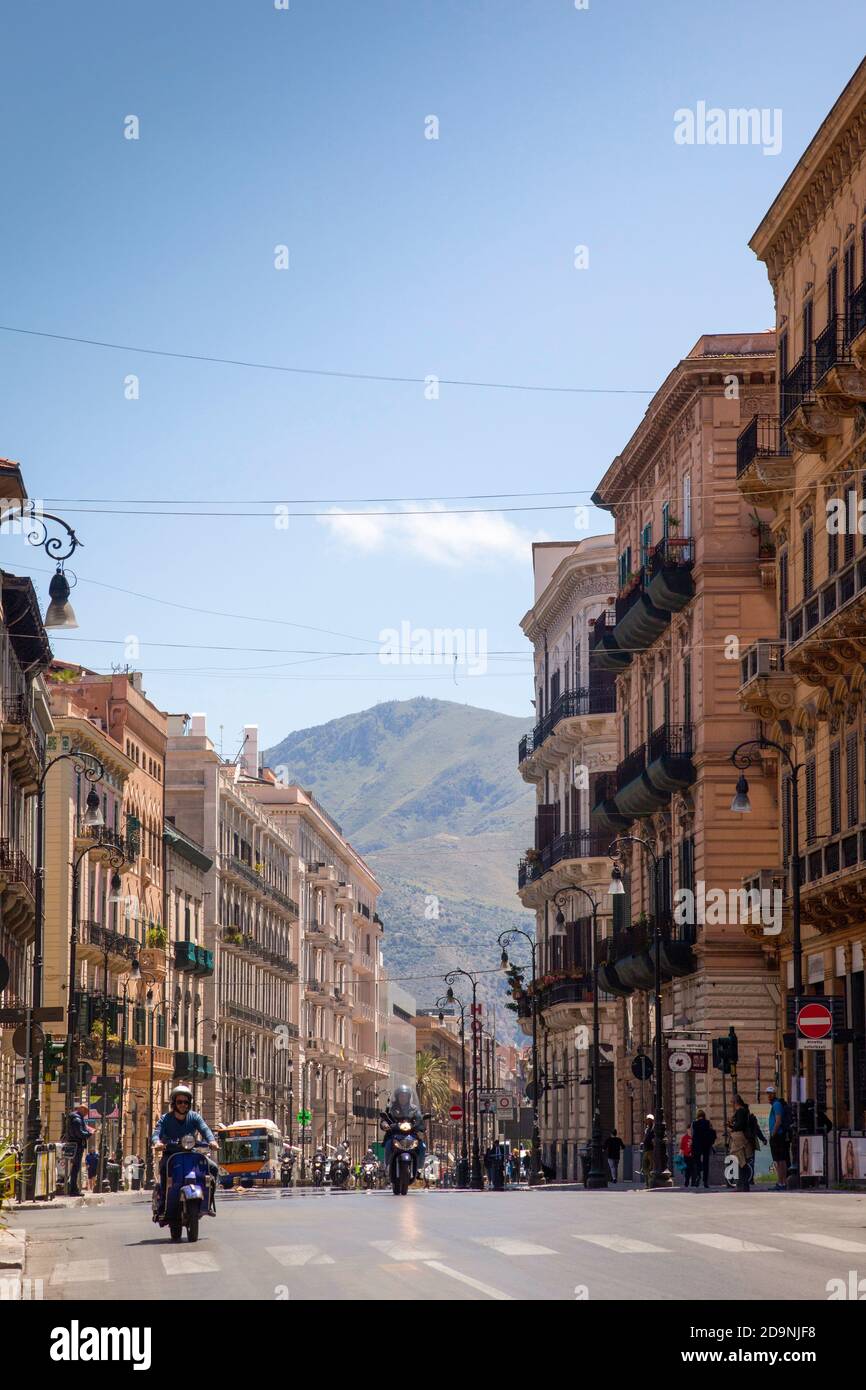 Via Roma, street, houses, Palermo, Sicily, capital, big city, Italy ...