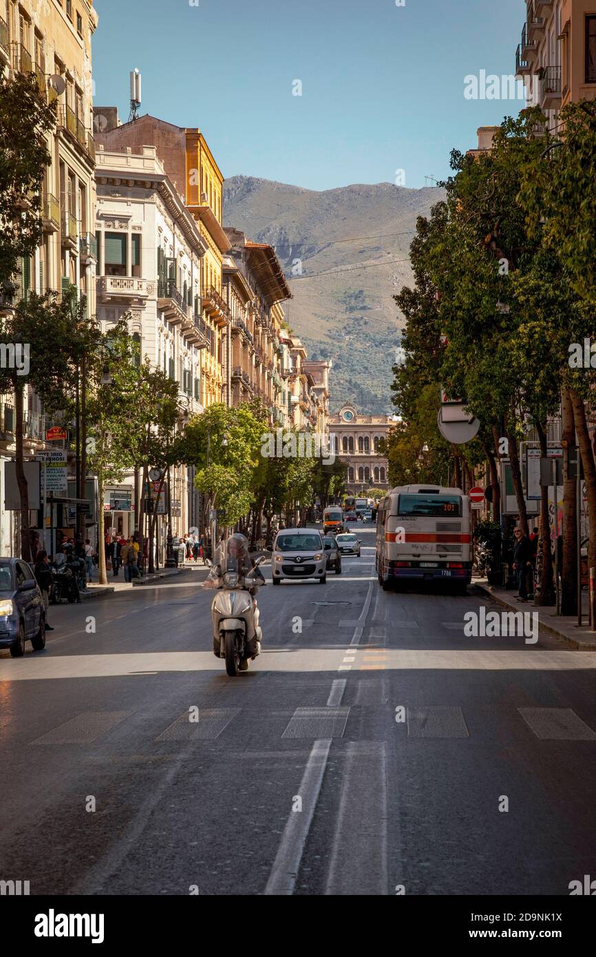 Via Roma, street, houses, Palermo, Sicily, capital, big city, Italy ...