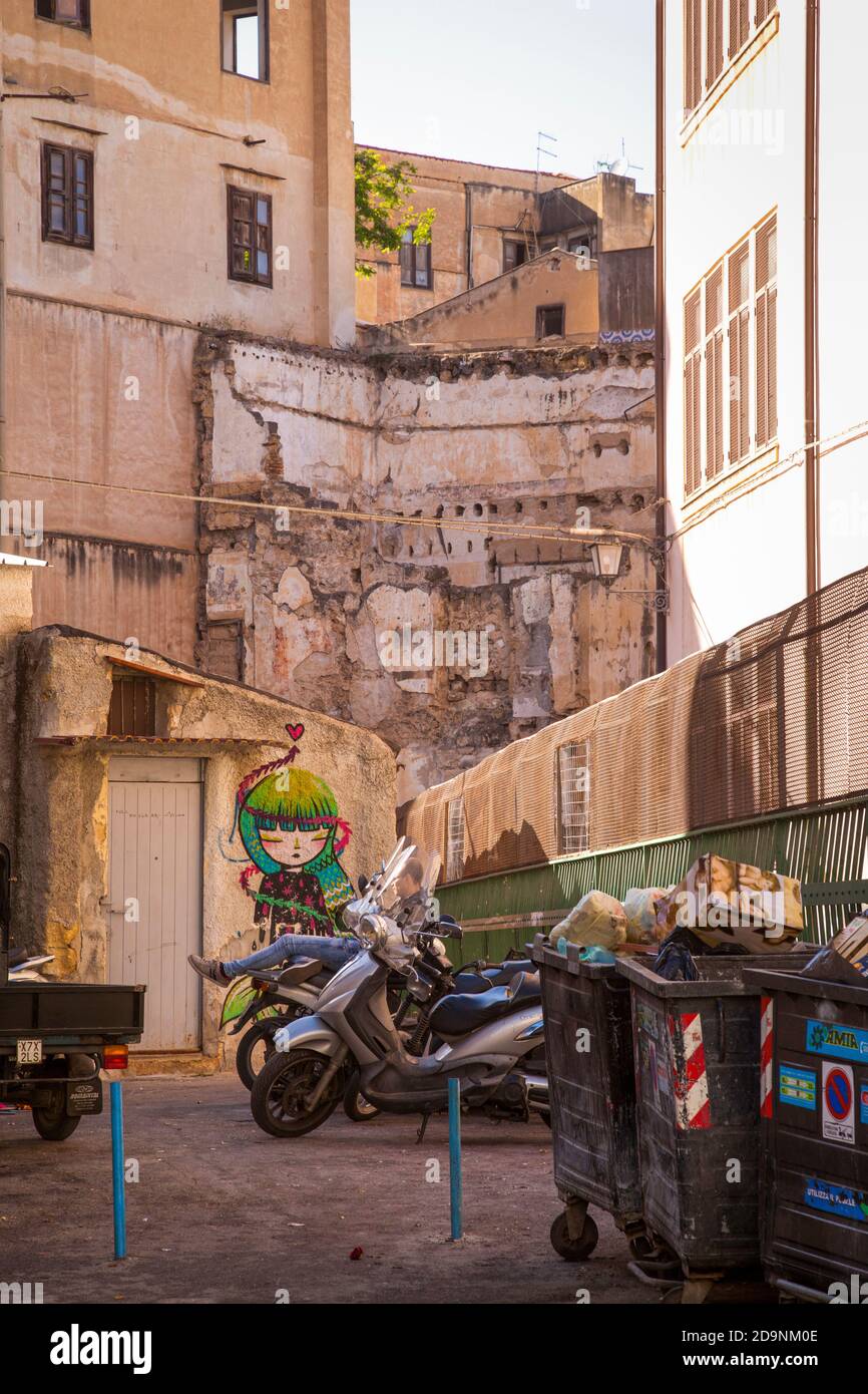 Graffiti, courtyard, street art, Palermo, Sicily, Italy Stock Photo - Alamy