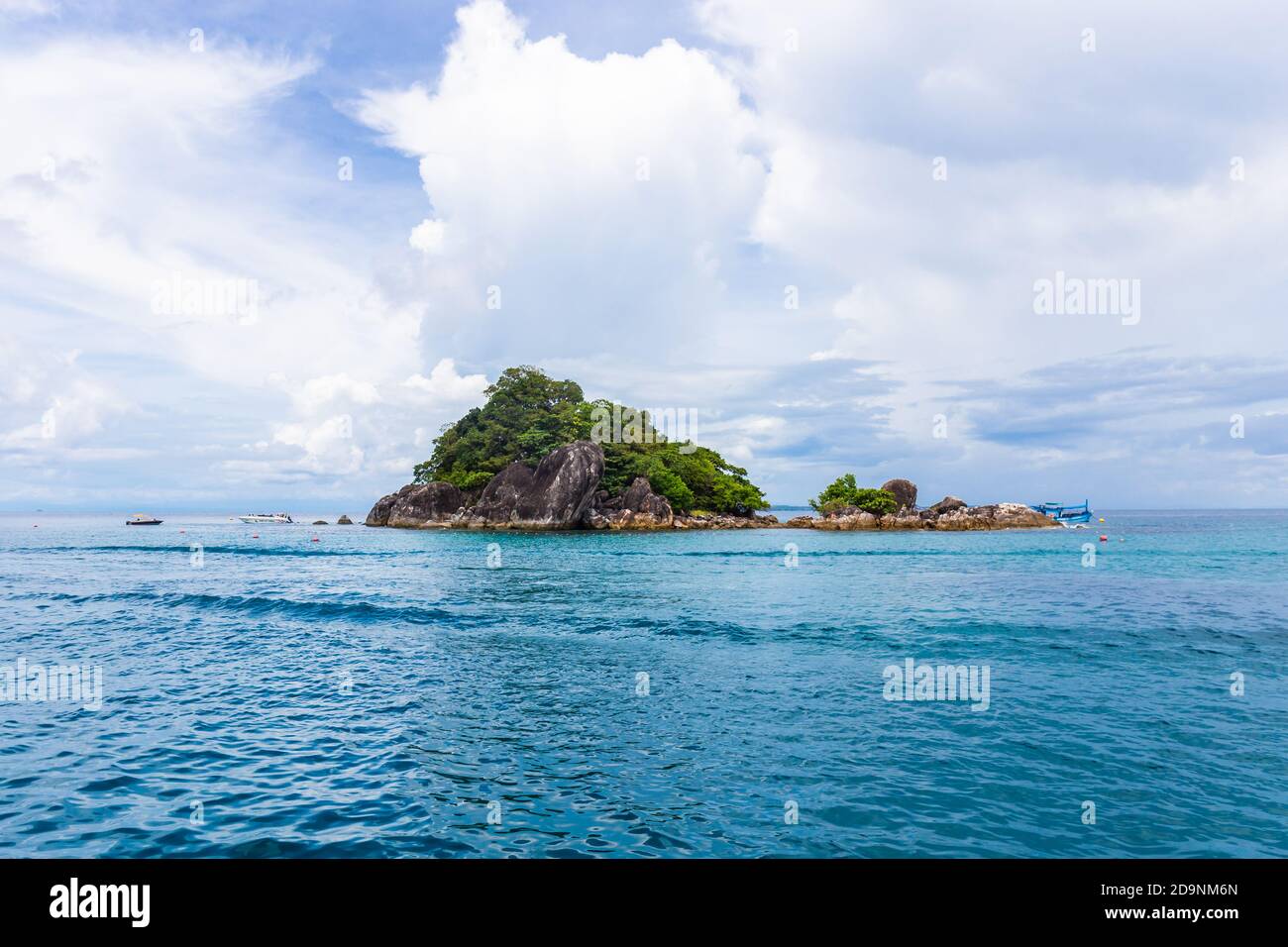 Green island in middle ocean hi-res stock photography and images - Alamy