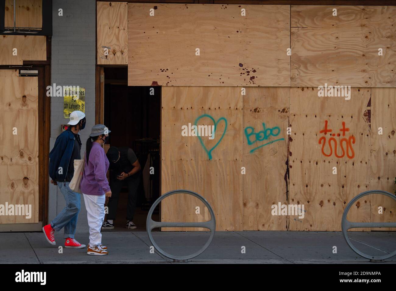 Boarded store fronts hi-res stock photography and images - Alamy