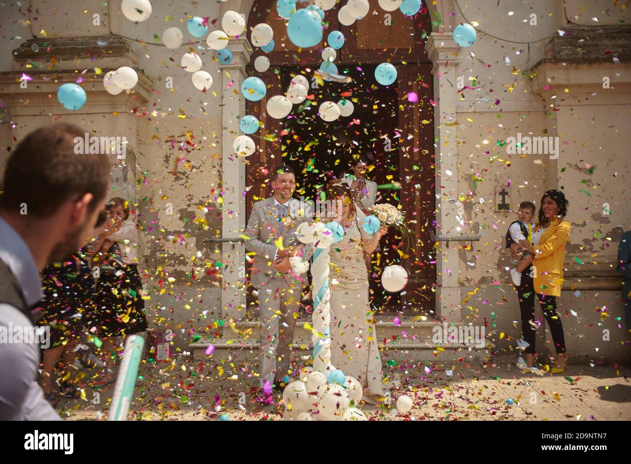 Throwing rice at wedding hi-res stock photography and images - Alamy
