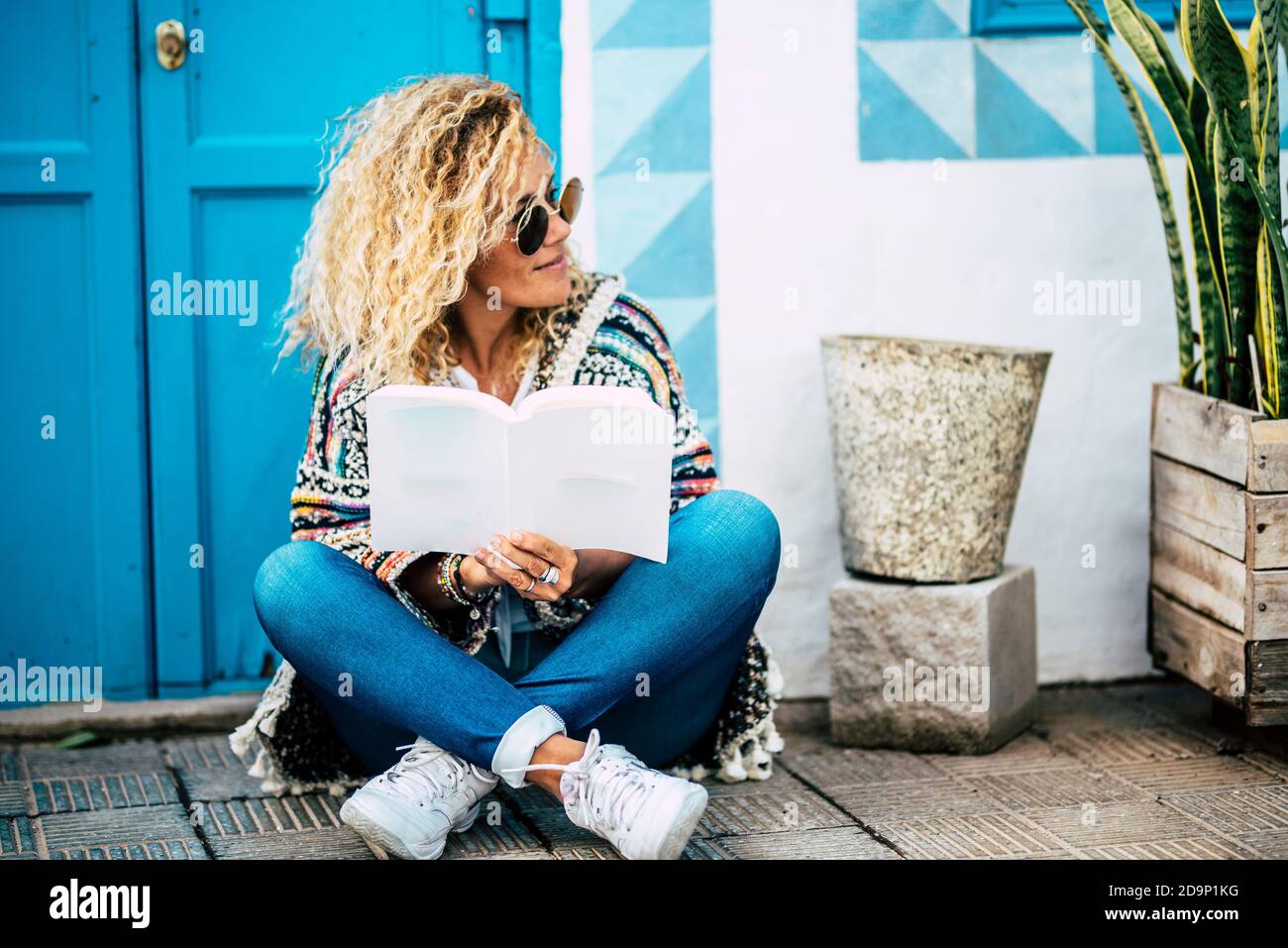 How to read a paper hi-res stock photography and images - Alamy