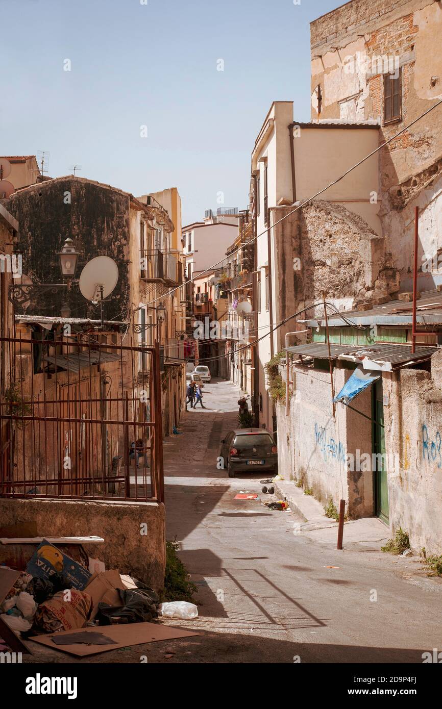 House, garbage, old town, Palermo, Sicily, capital, big city, Italy ...
