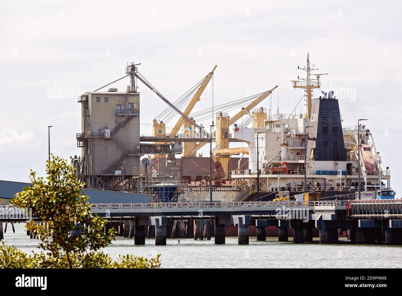Brisbane, Queensland, Australia - 26th September 2019: Ship loading an ...