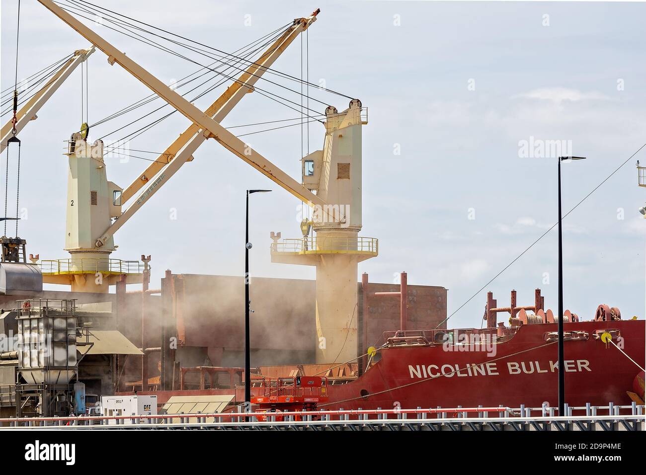 Brisbane, Queensland, Australia - 26th September 2019: Ship loading an ...