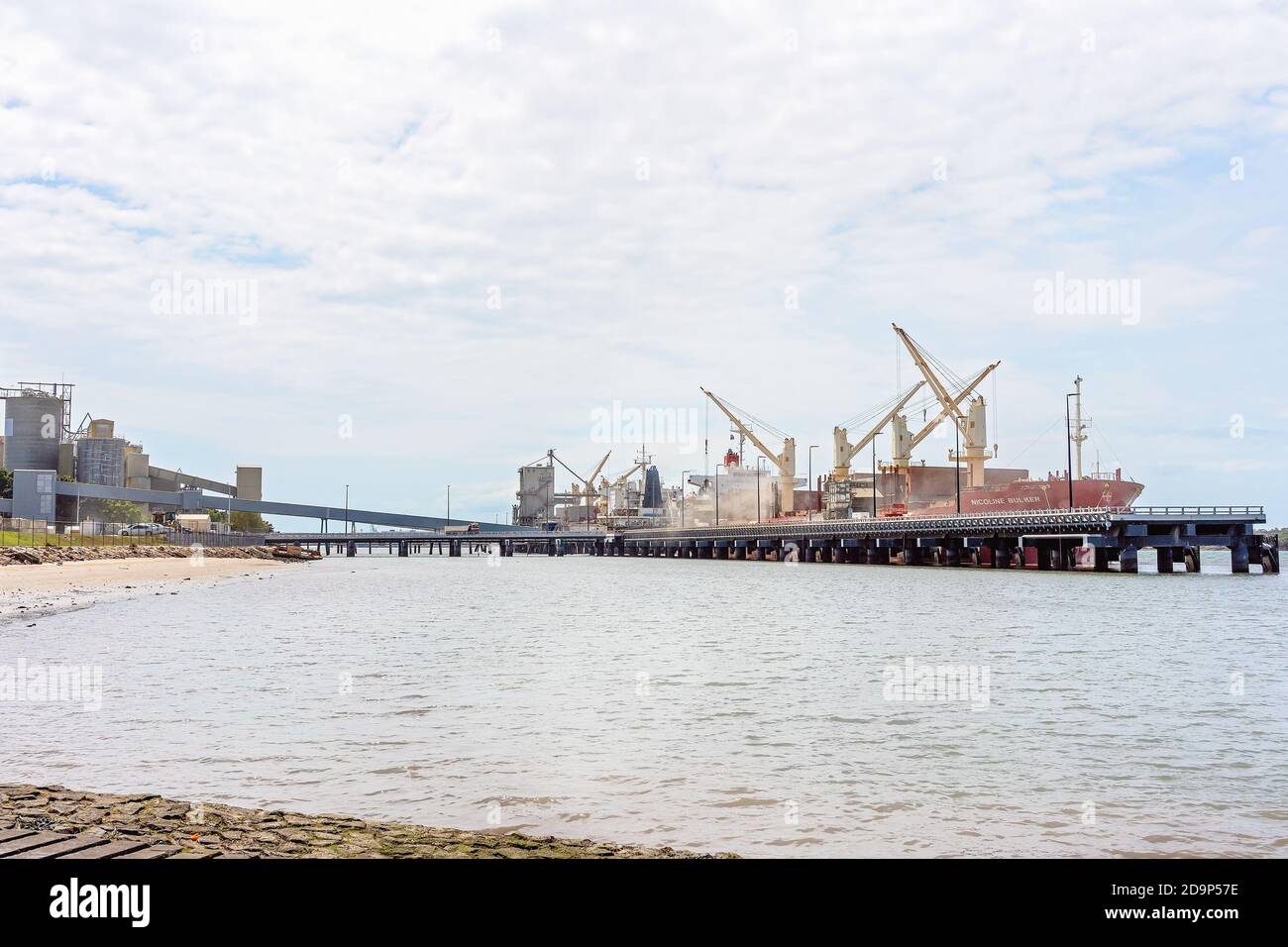 Brisbane, Queensland, Australia - 26th September 2019: Ship loading an ...