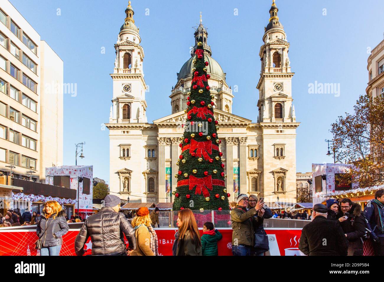 Market in front of dome hi-res stock photography and images - Alamy