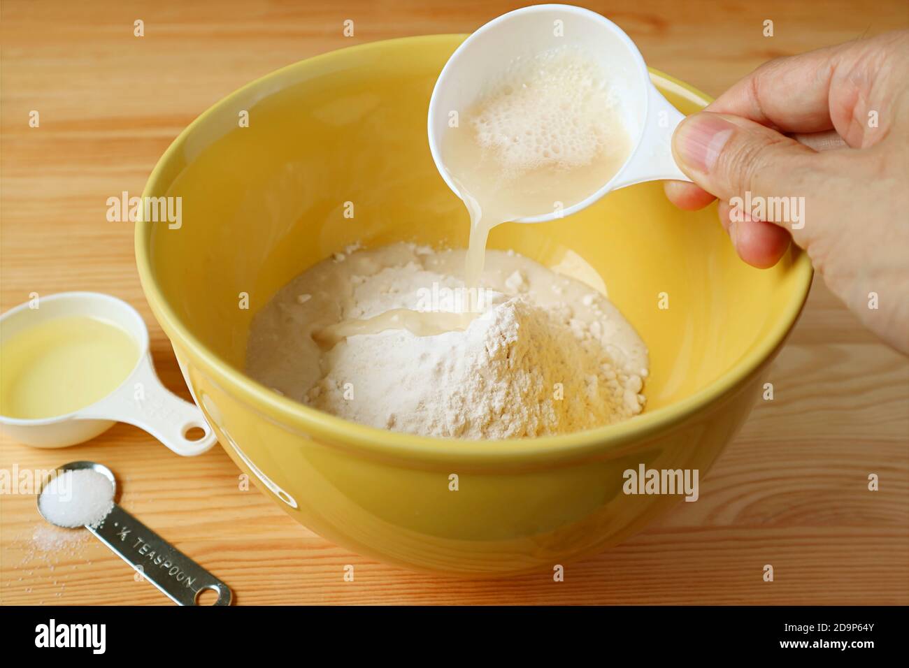 Water pouring measuring cup hi-res stock photography and images - Alamy