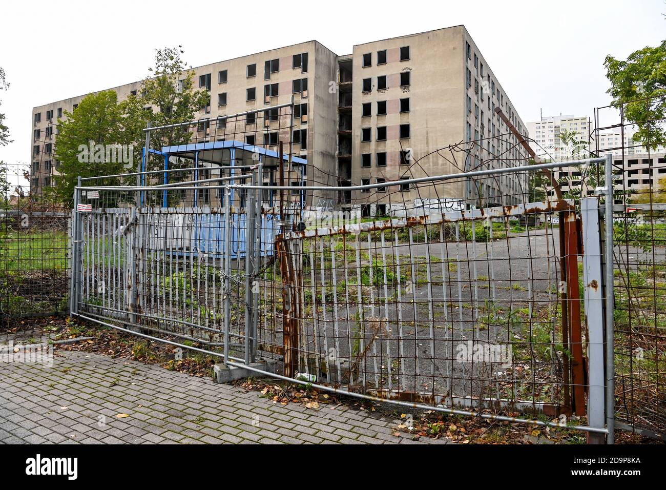Berlin buildings 1990s hi-res stock photography and images - Alamy