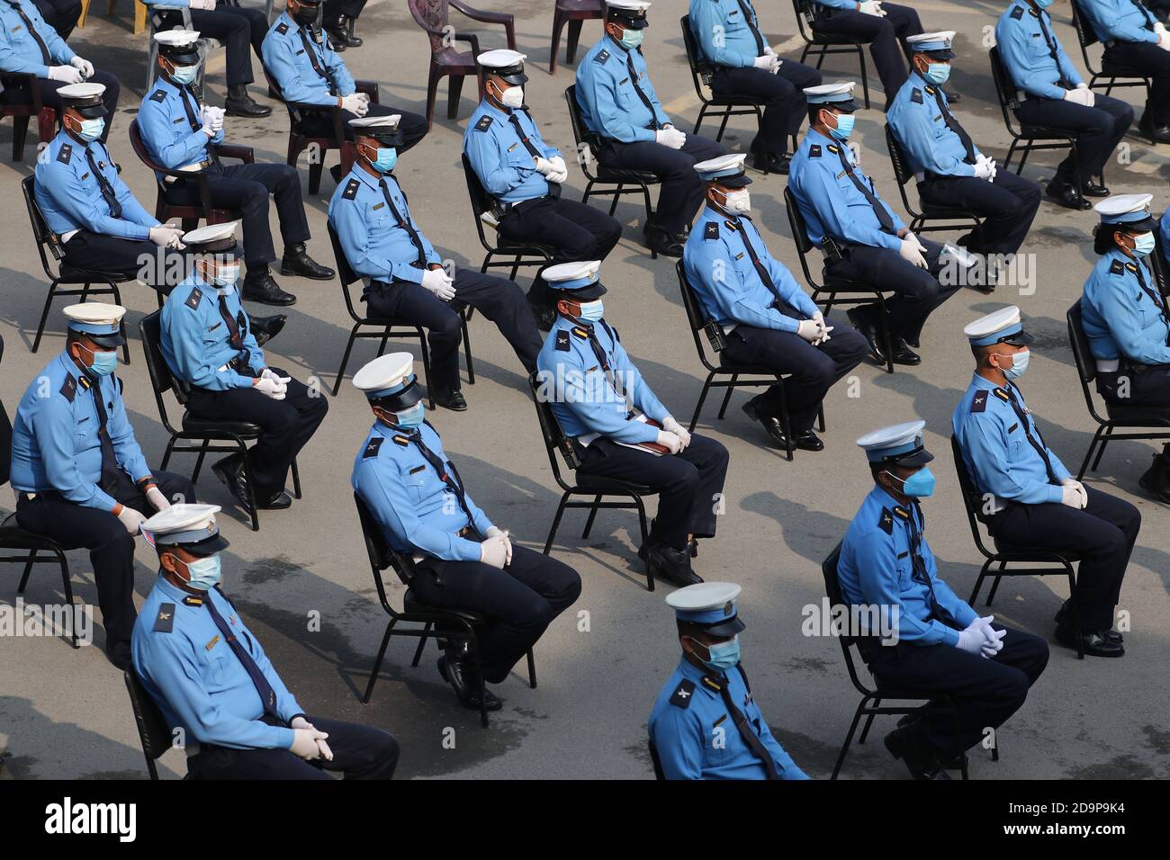 Kathmandu, NE, Nepal. 7th Nov, 2020. Traffic police wearing protective ...