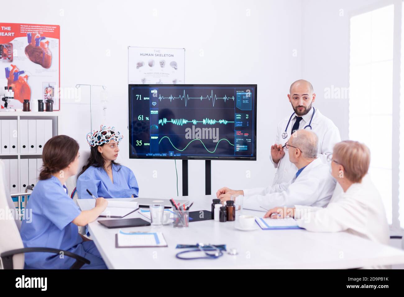Female brain scientist hi-res stock photography and images - Alamy